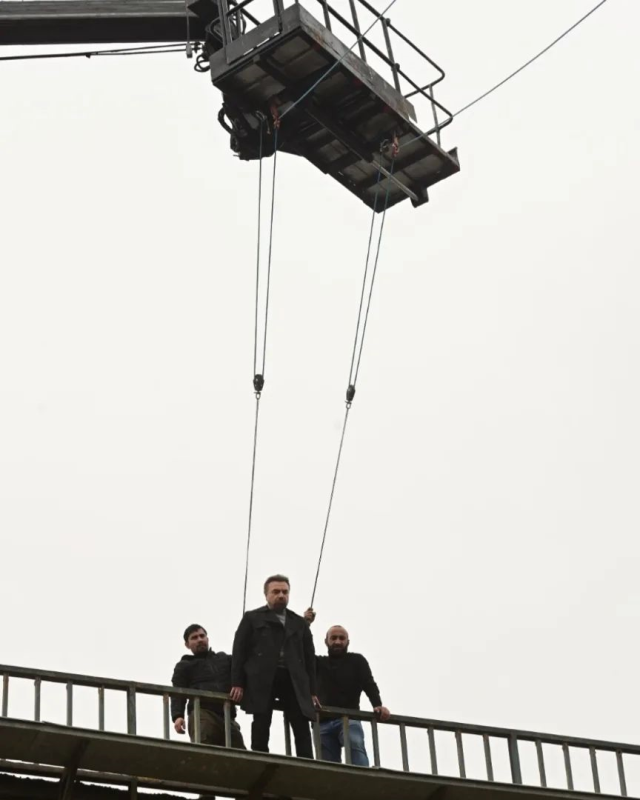 Oktay Kaynarca, senaryo için dublör kullanmadan 30 metre yükseklikten ...