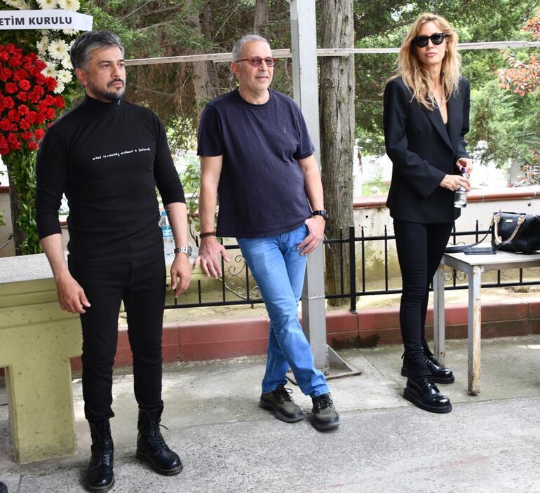 Çağla Şıkel yalnız bırakmadı: Emre Altuğ babasını son yolculuğuna uğurladı